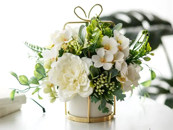 Aranjament flori artificiale alb în vas ceramic alb şi suport metalic ...