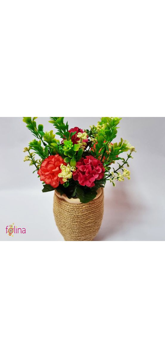 Ghiveci din ceramică cu flori artificiale, garofiţe şi plante verzi